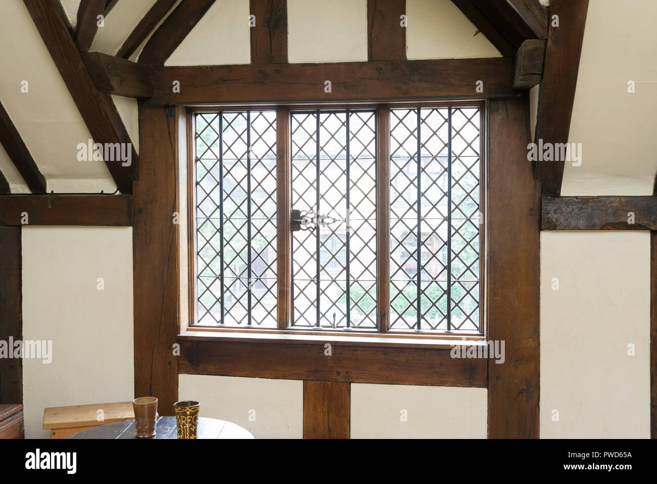 Tudor window detail hi-res stock photography and images - Alamy