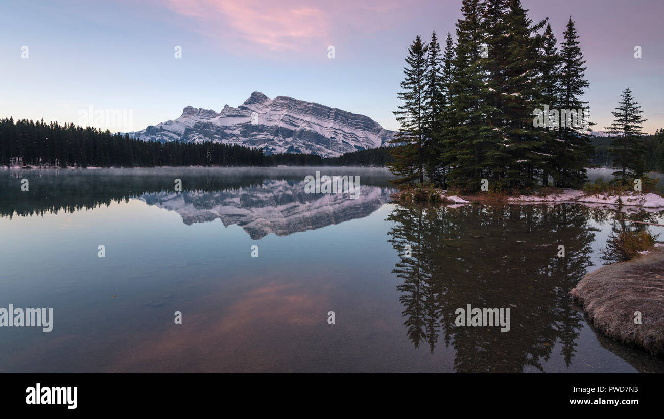 Two jack lake mount rundle hi-res stock photography and images - Alamy