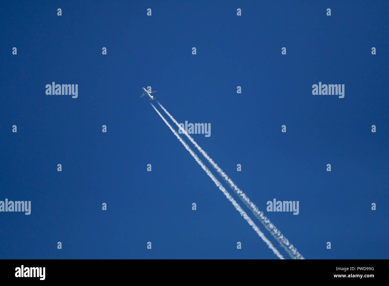 White airplane with blue stripes hi-res stock photography and images ...