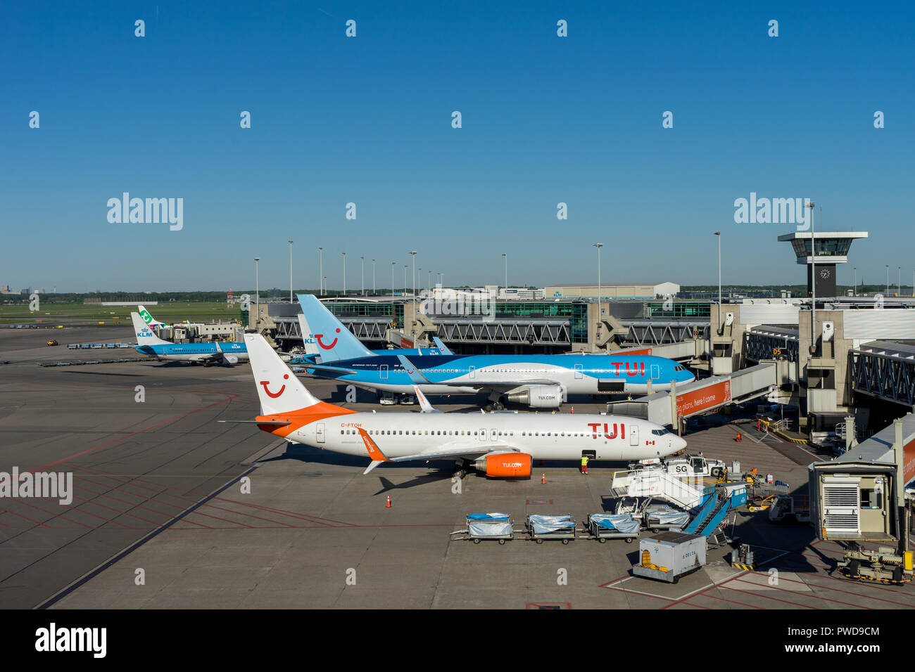 Tui plane boarding hi-res stock photography and images - Alamy