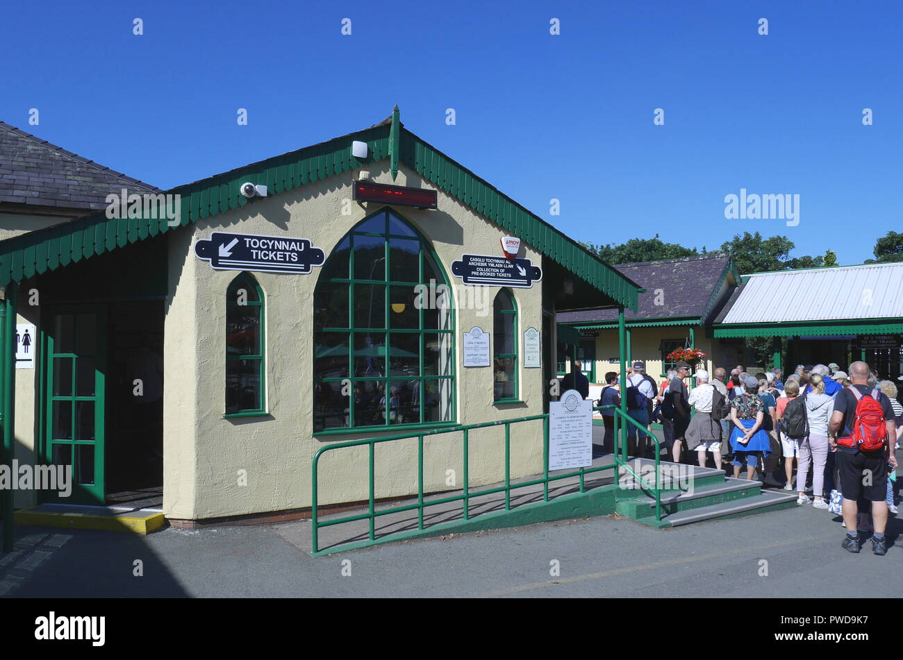 Ticket office and passengers queueing for a train at Llanberis station ...