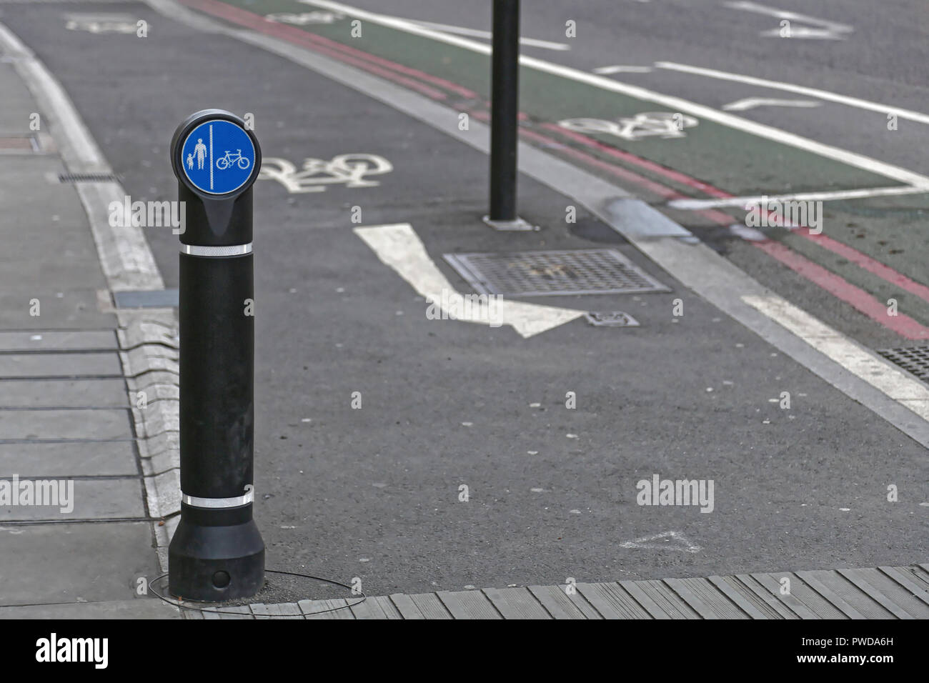 City of london pavement pillar hi-res stock photography and images - Alamy