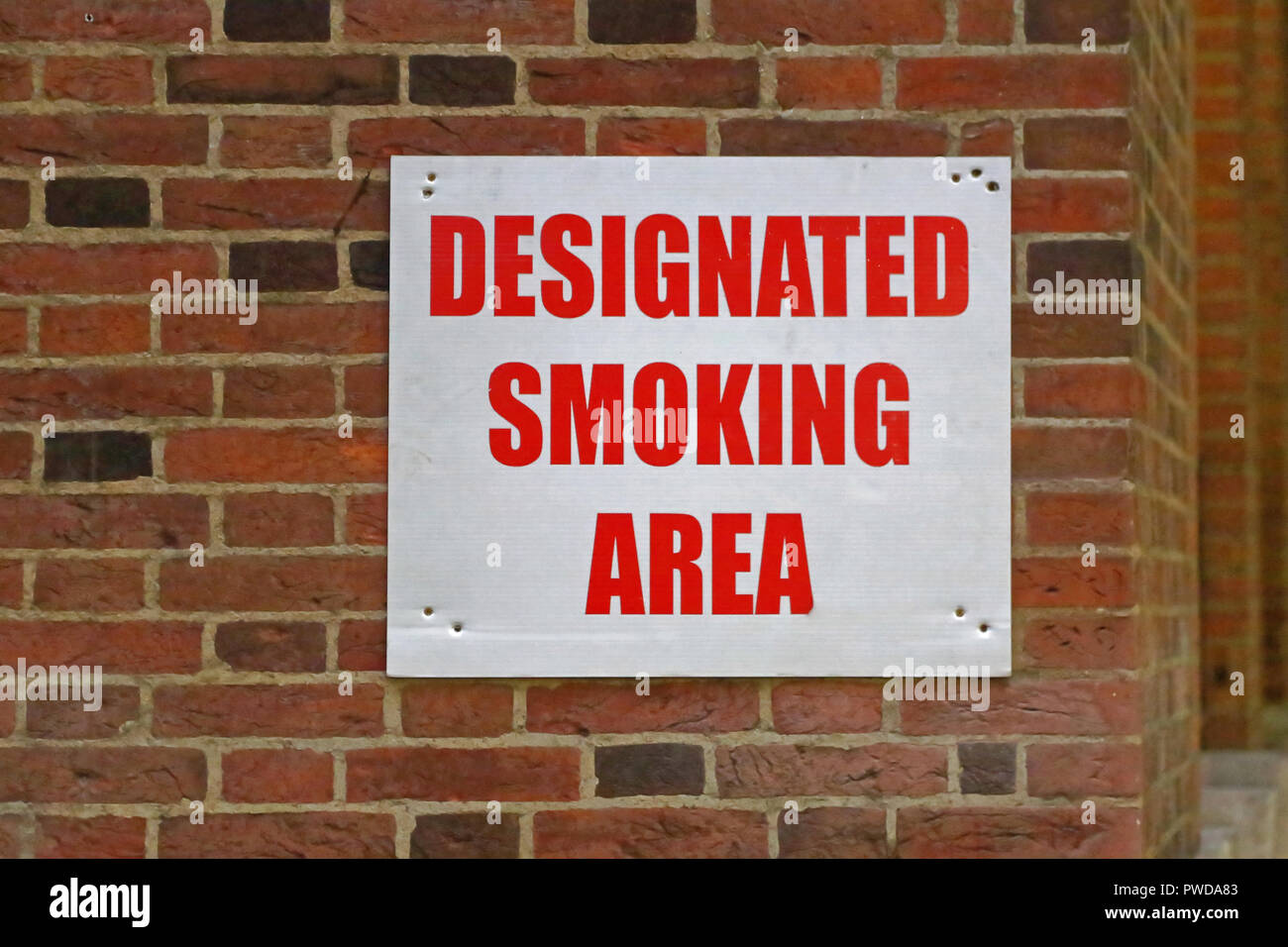 Designated Smoking Area Sign at Building Corner Stock Photo - Alamy