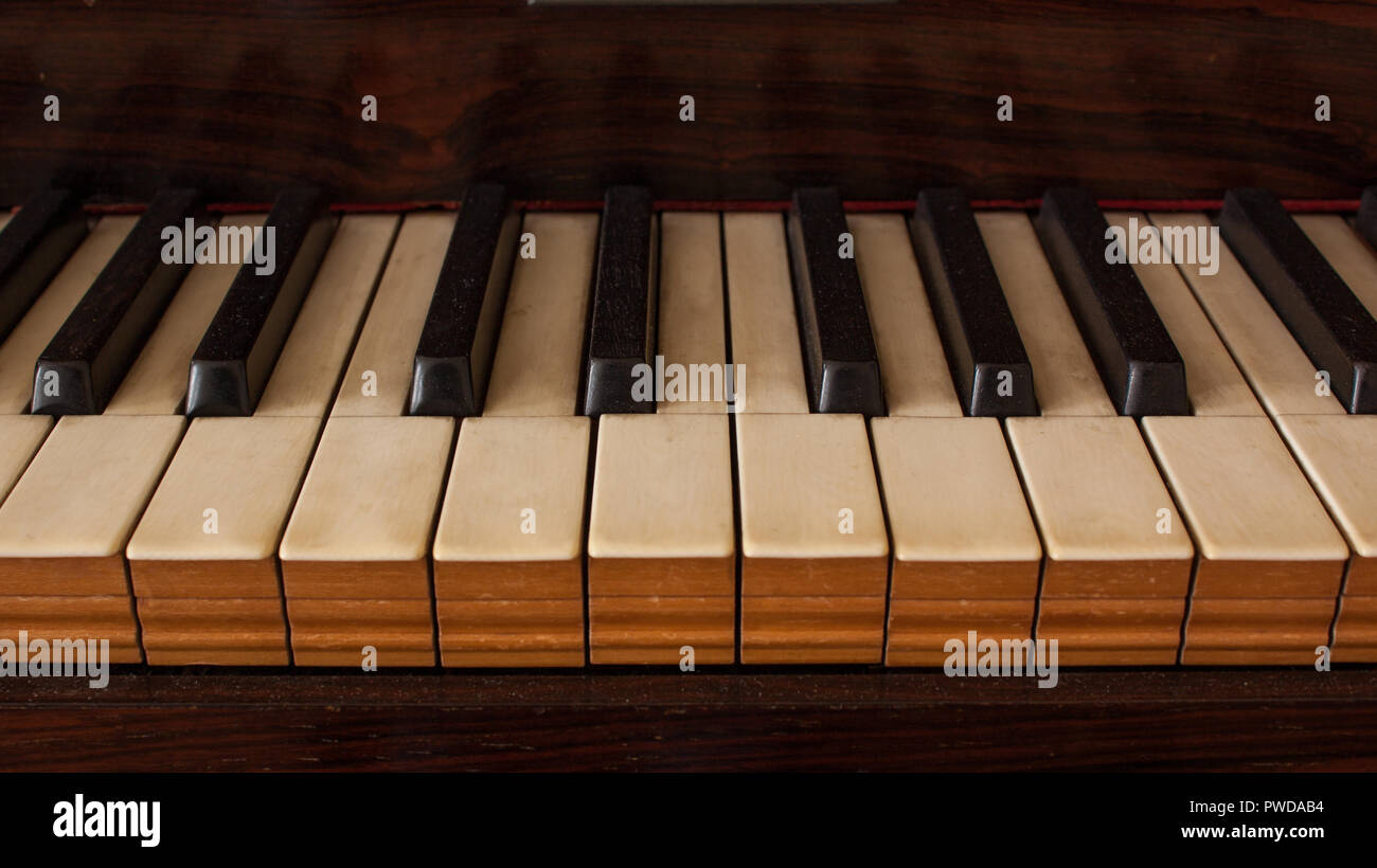Vintage piano hi-res stock photography and images - Alamy
