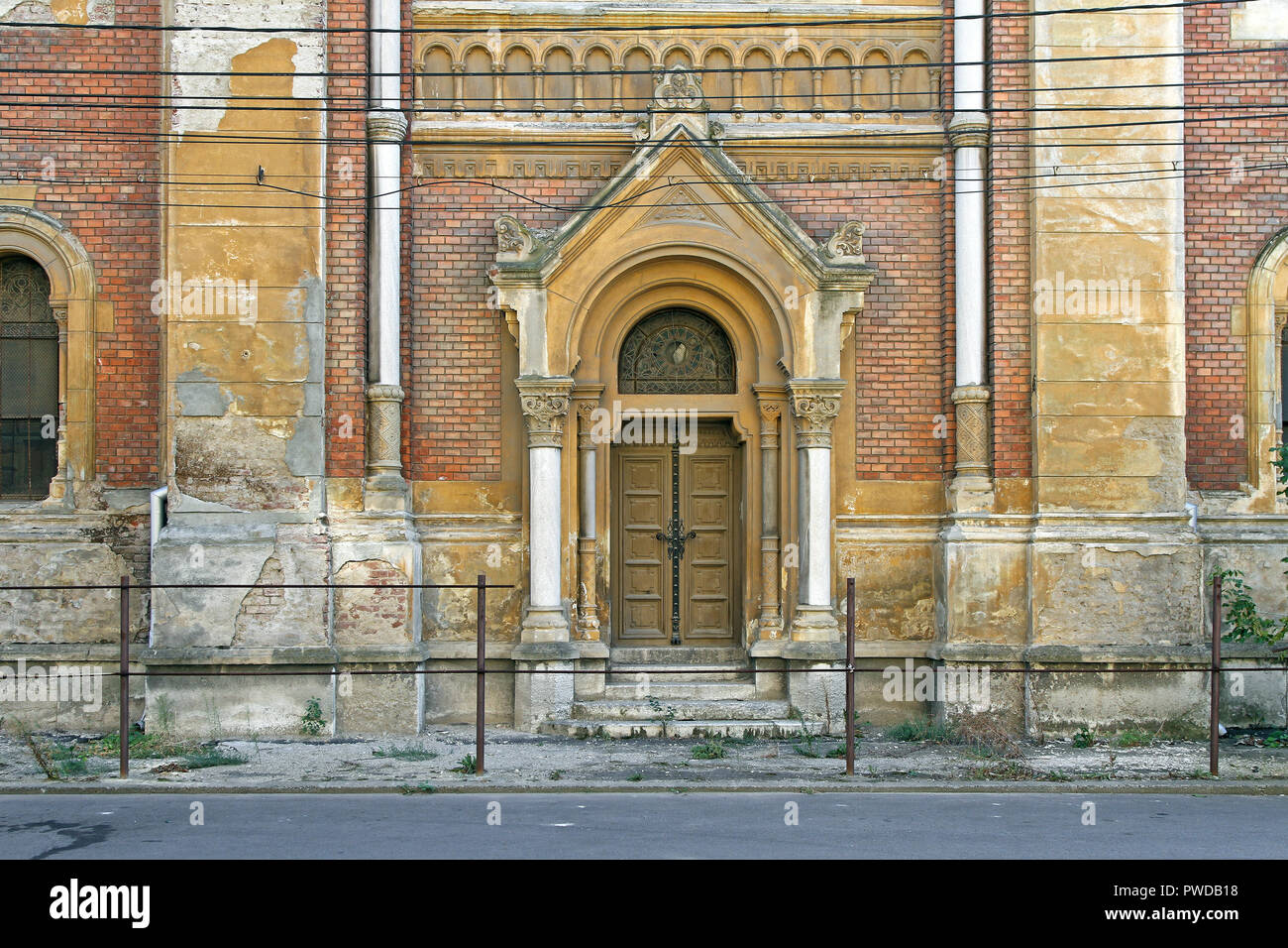 Entrance to ruined old and dacay Timisoara Synagogue Stock Photo - Alamy