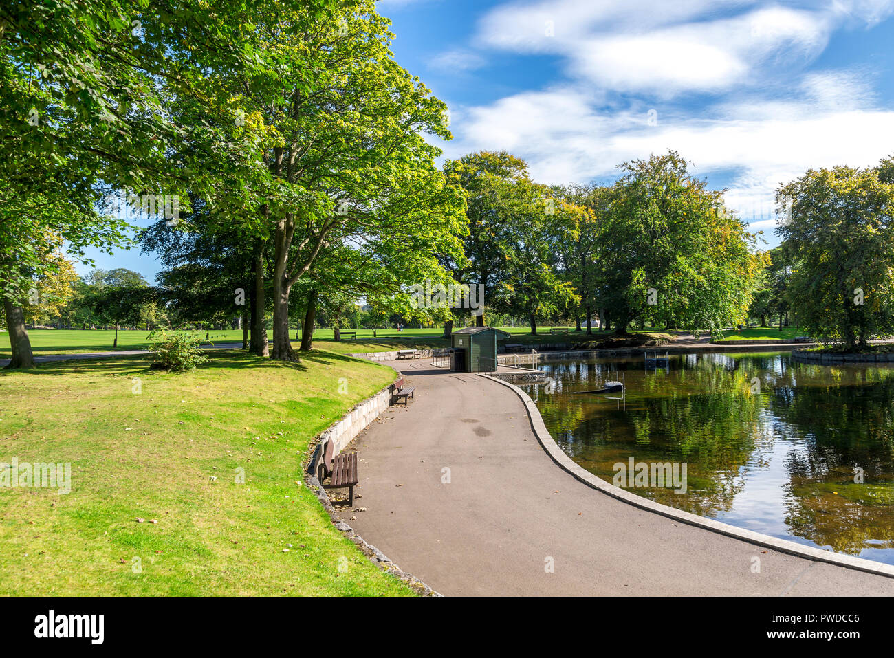 Park benches pond hi-res stock photography and images - Alamy