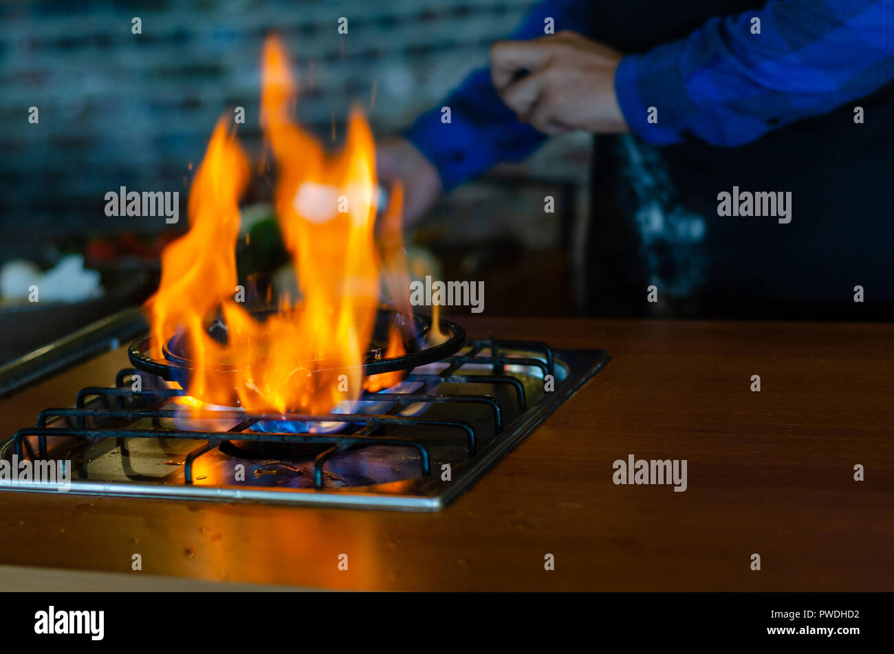 Kitchen restaurant flame hi-res stock photography and images - Alamy