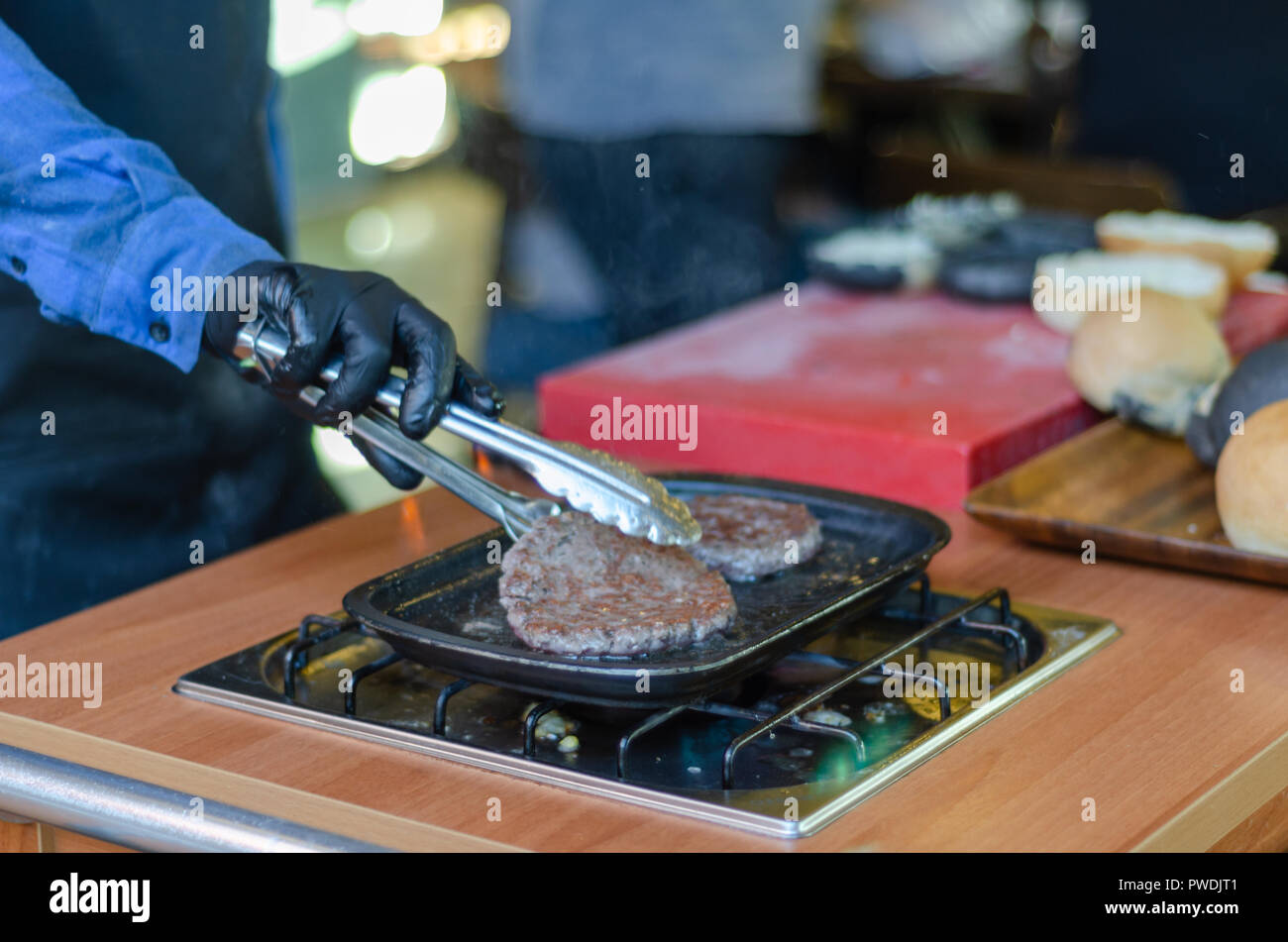 Cook hamburger hi-res stock photography and images - Alamy