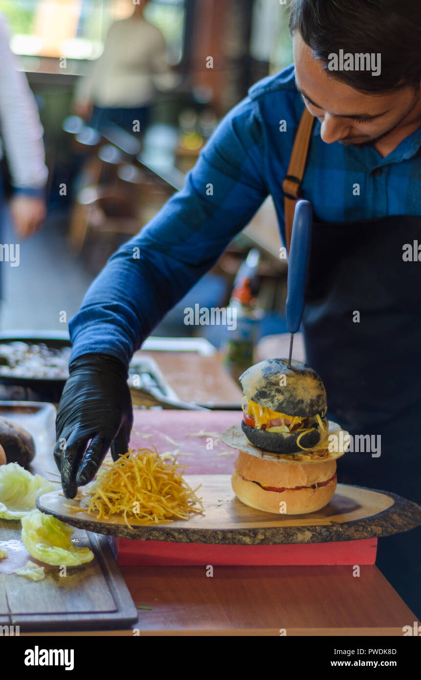 Person cooking burgers restaurant hi-res stock photography and images ...
