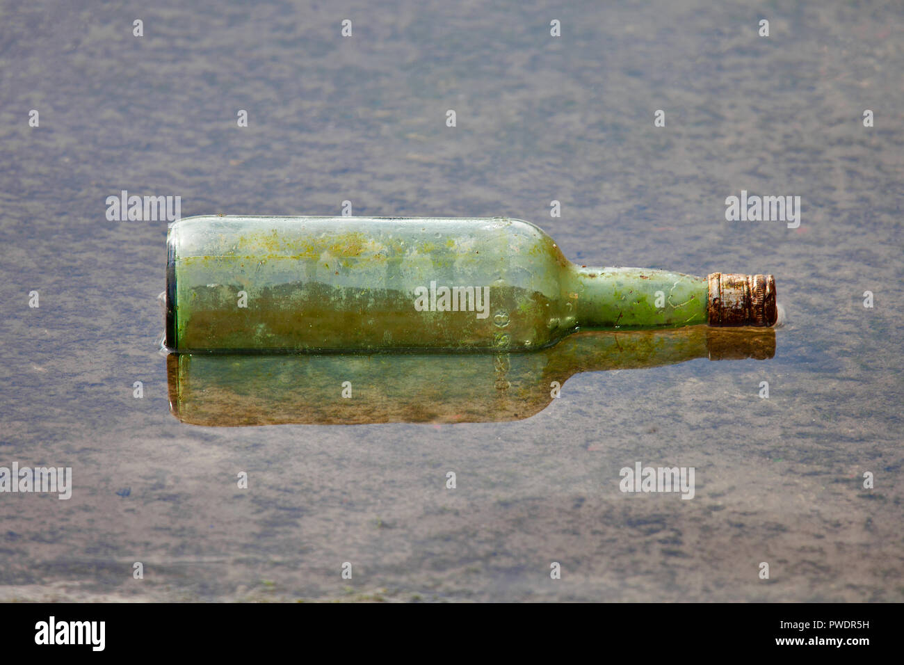Bottle floating in the sea hi-res stock photography and images - Alamy