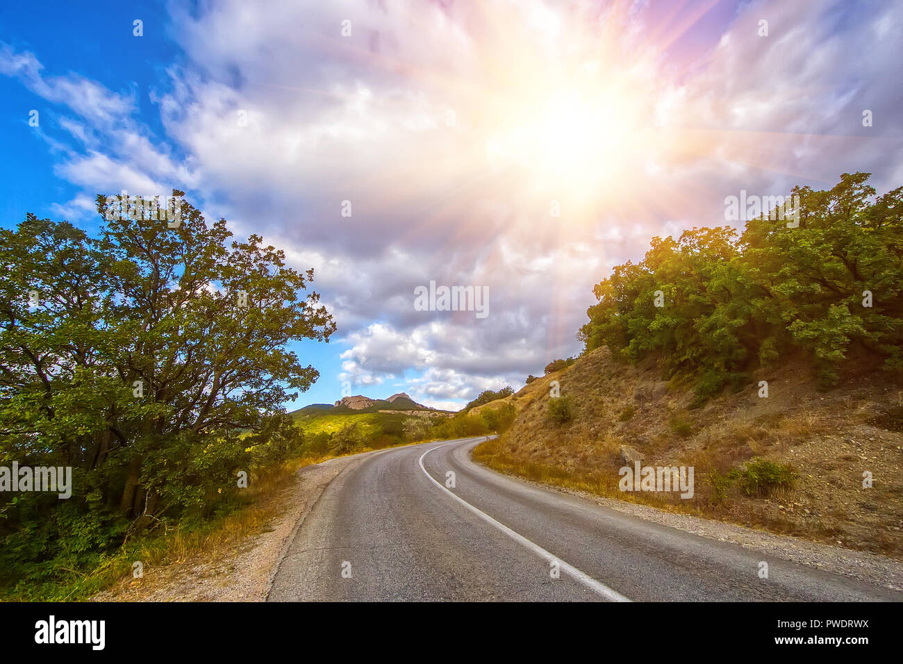 Winding road horizon sun hi-res stock photography and images - Alamy