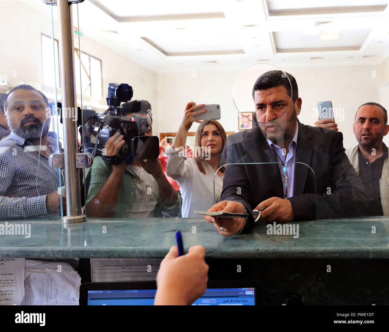 (181015) -- AMMAN, Oct. 15, 2018 (Xinhua) -- A Syrian citizen shows his ...