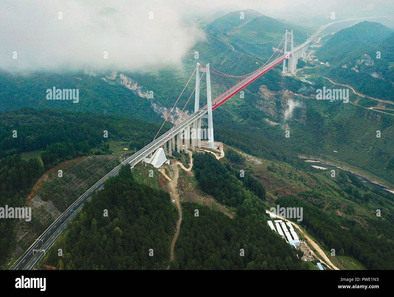 (181015) -- GUIYANG, Oct. 15, 2018 (Xinhua) -- Aerial photo taken on ...