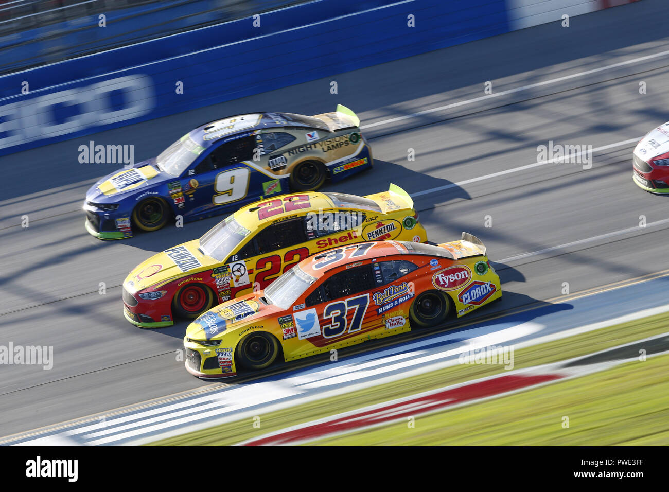 Talladega, Alabama, USA. 14th Oct, 2018. Joey Logano (22) battles for ...