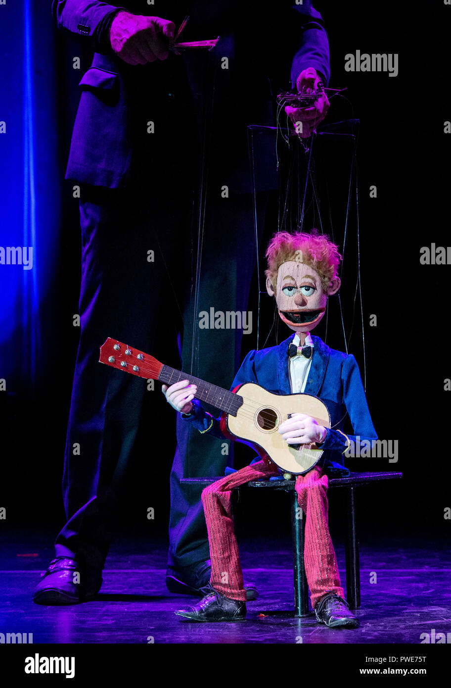 15 October 2018, Hamburg: The puppeteer Alex Mihajlovski performs ...