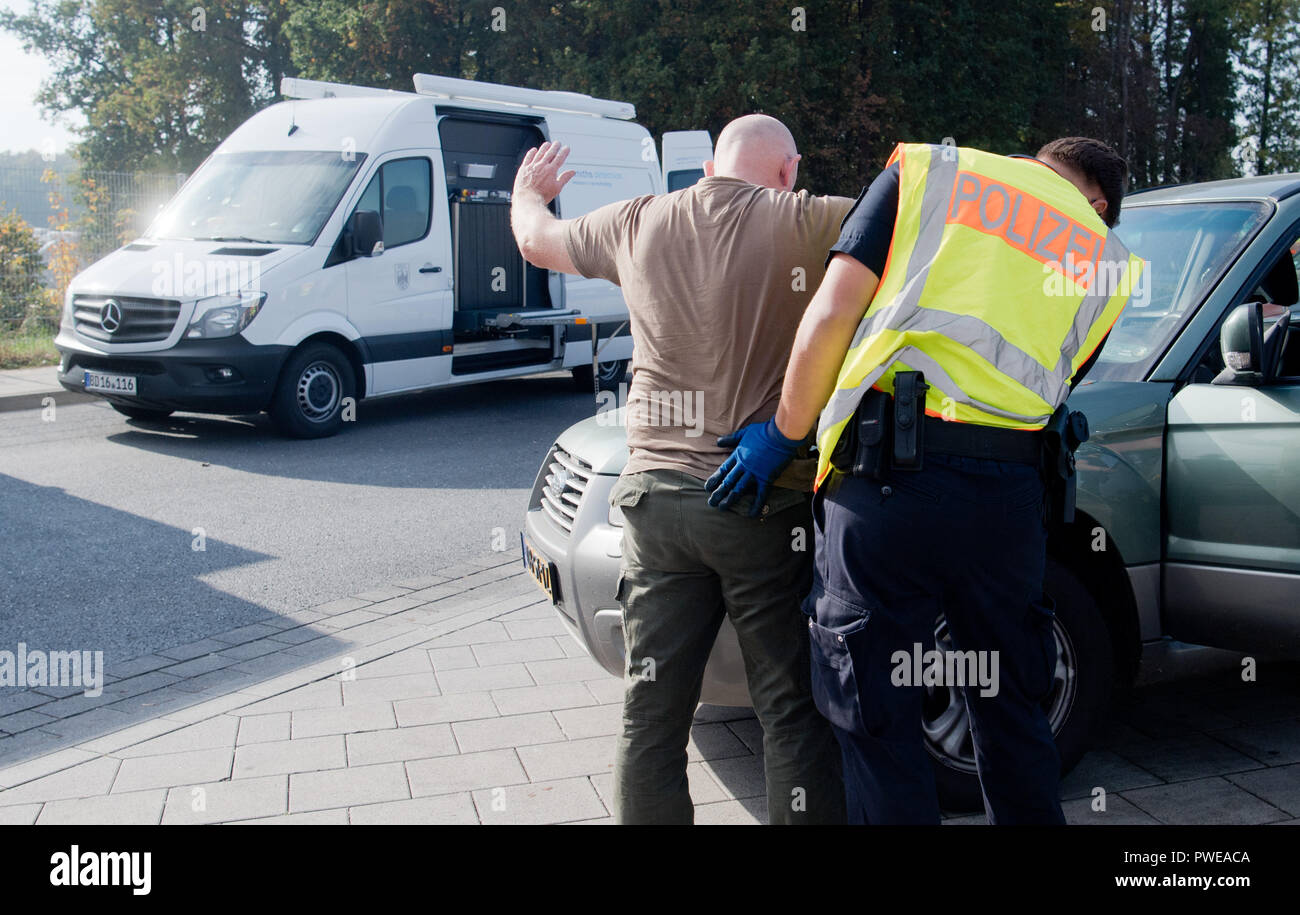 Dpa customs officer customs checkpoint hi-res stock photography and ...