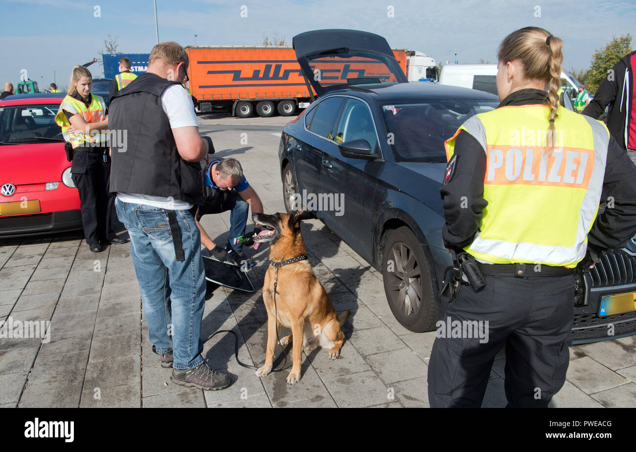 Police officers inspect office hi-res stock photography and images - Alamy