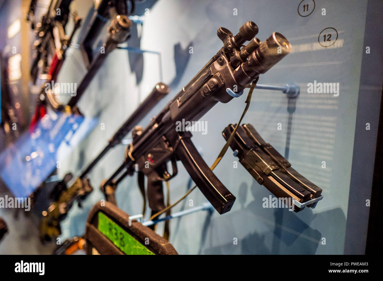 Sas rifle hi-res stock photography and images - Alamy