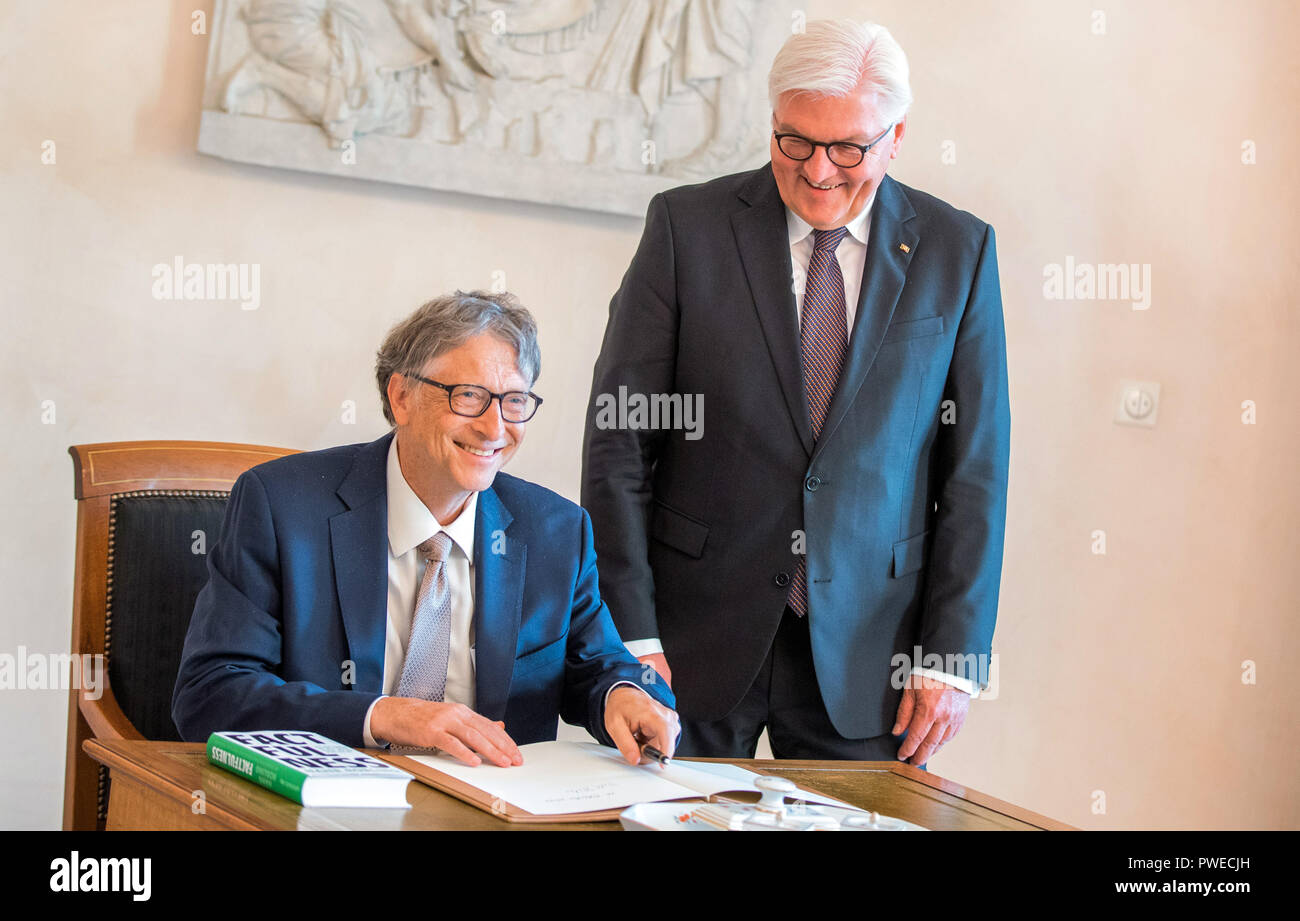 Microsoft founder bill gates signs hi-res stock photography and images ...