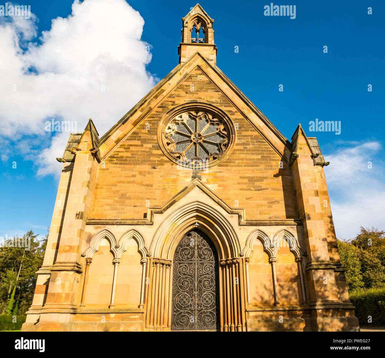Round window church hi-res stock photography and images - Alamy