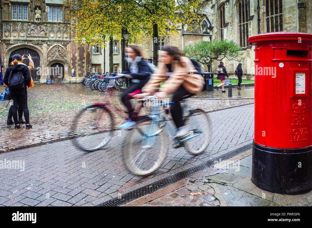 Cambridge Cycling - students cycle through the historic centre of ...