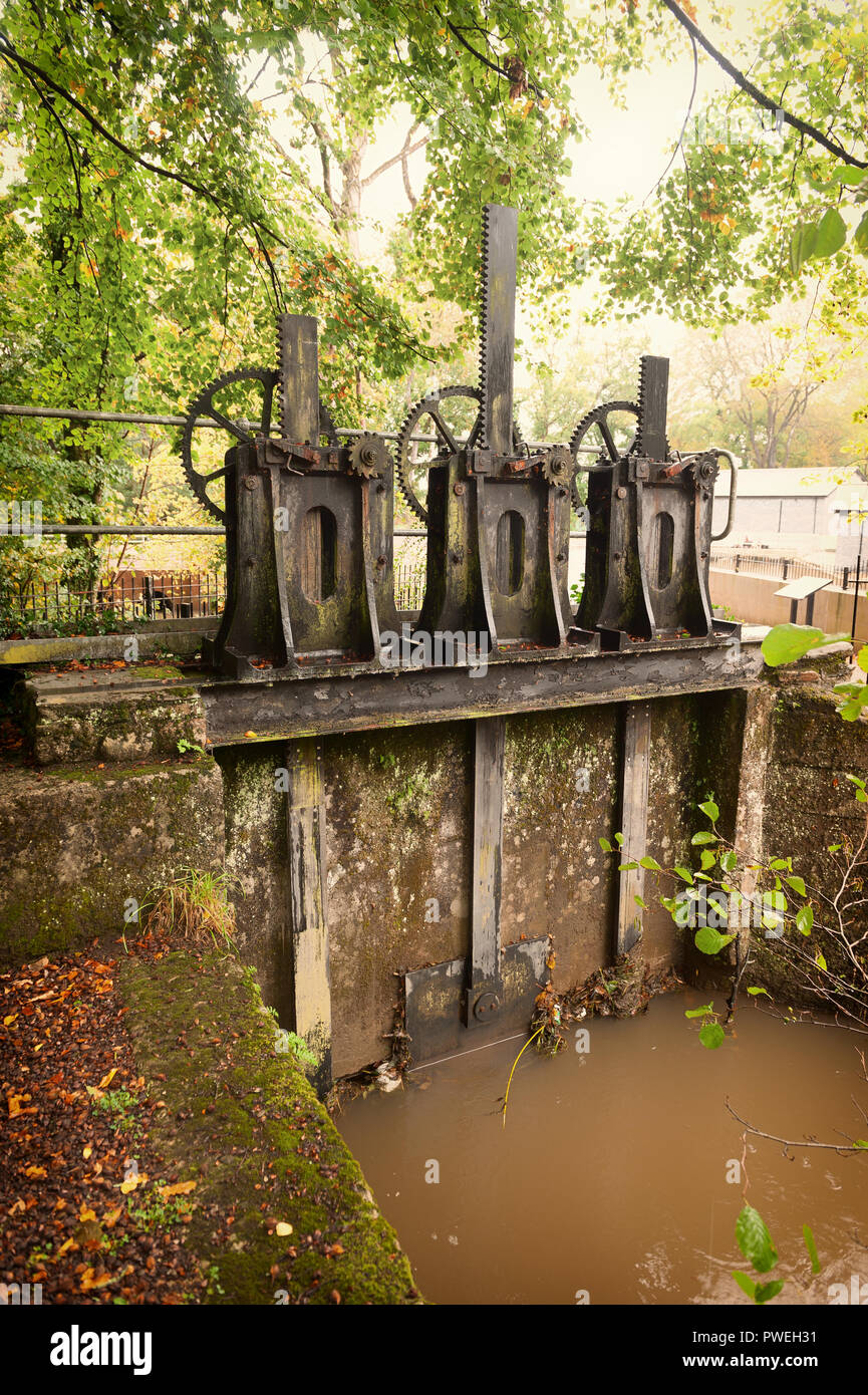 Old sluice gate at Radyr weir, South Wales Stock Photo - Alamy