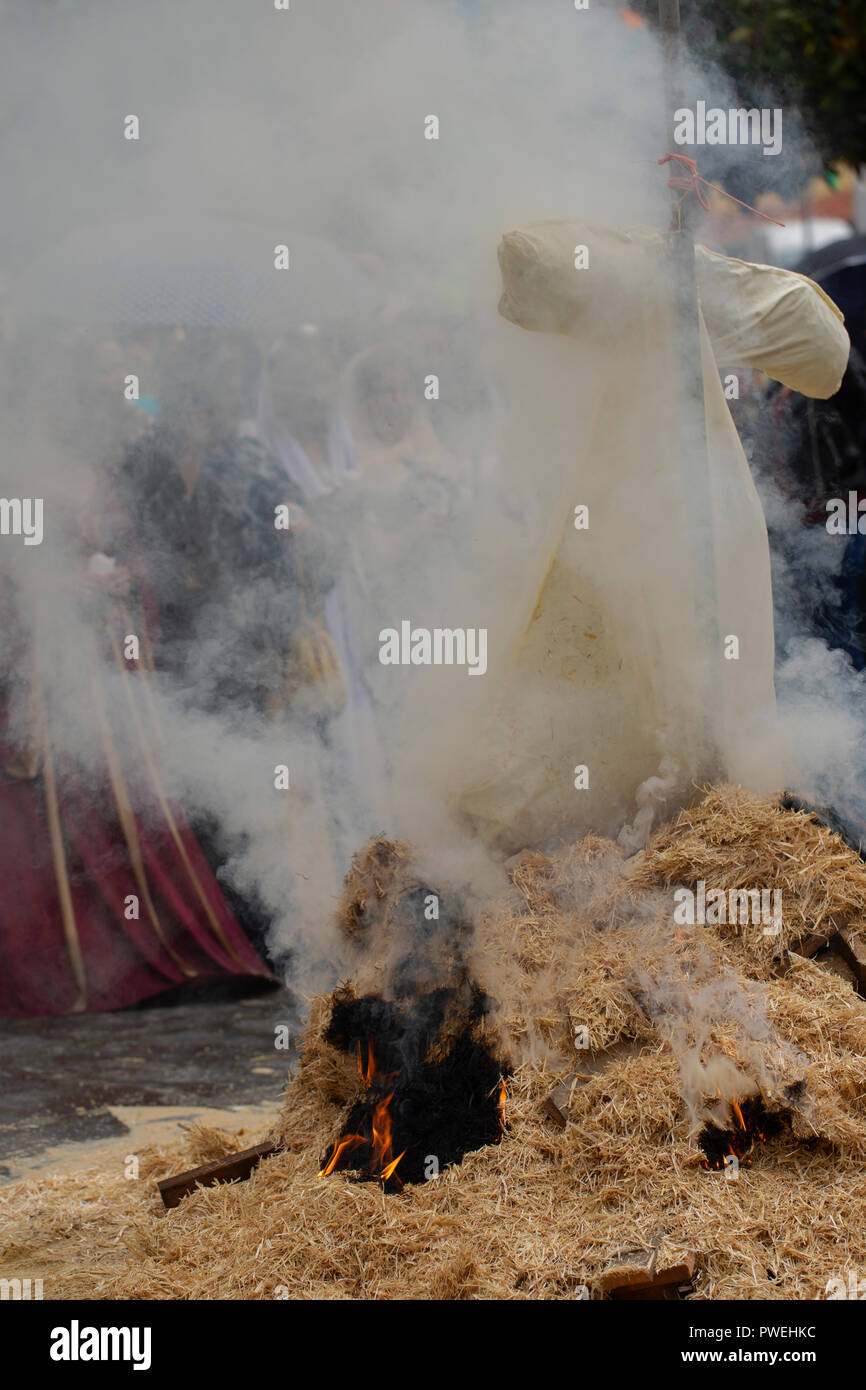 Straw bonfire hi-res stock photography and images - Alamy