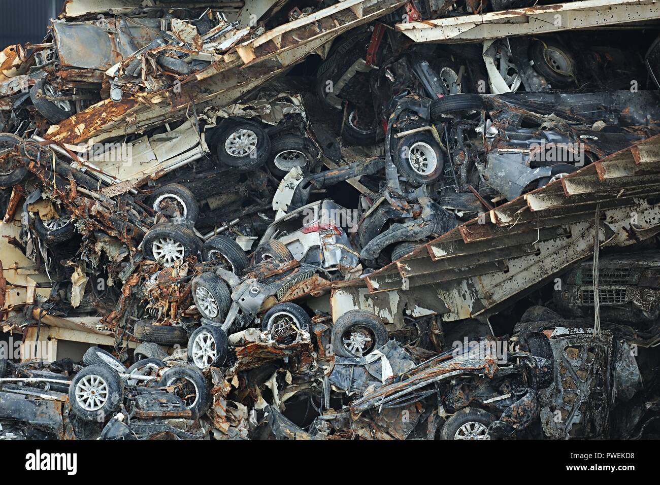Pile of smashed car wrecks Stock Photo - Alamy