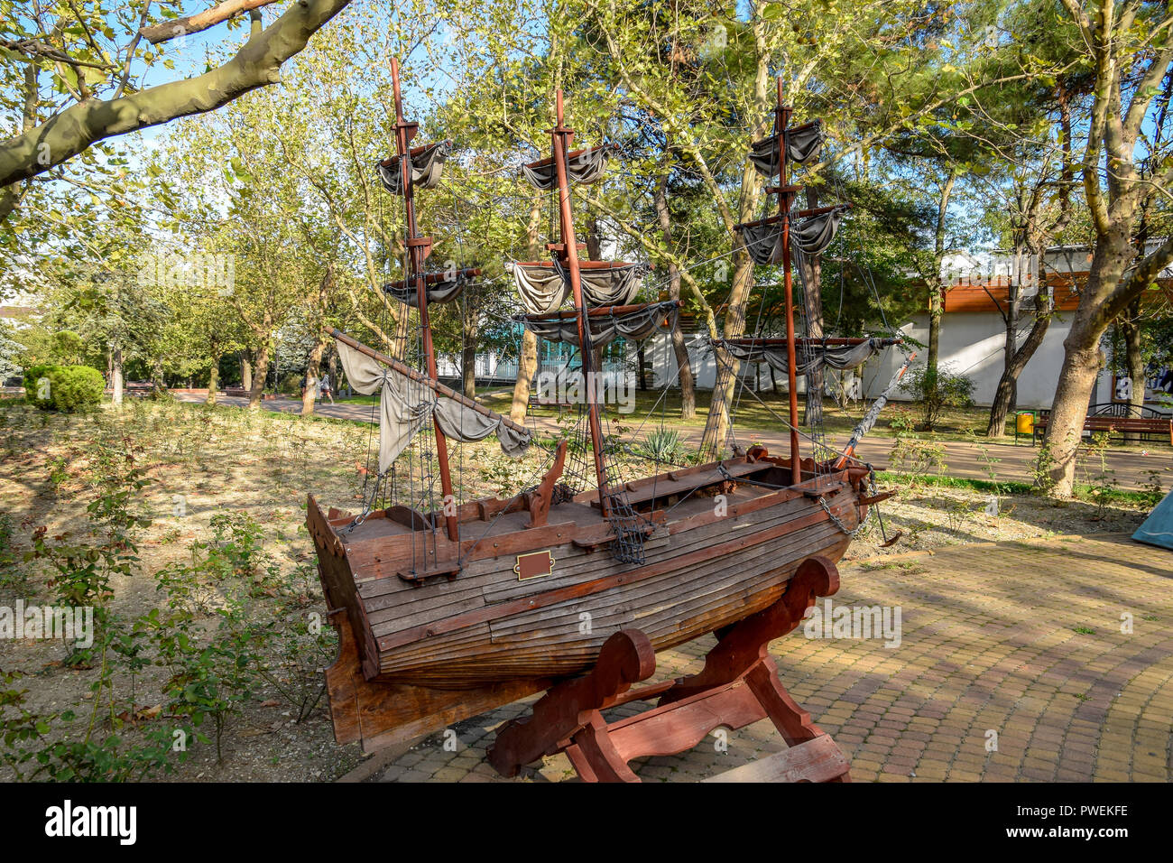 Ancient chinese sailing ship hi-res stock photography and images - Alamy