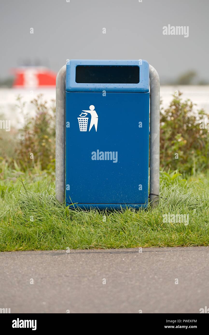 Public dustbin hi-res stock photography and images - Alamy