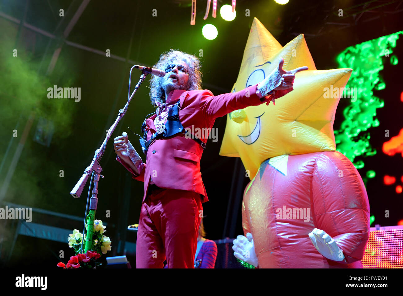 Concert festival spain confetti hi-res stock photography and images - Alamy