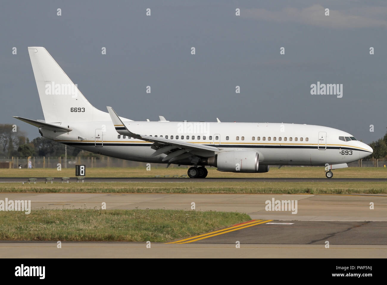 737 cockpit hi-res stock photography and images - Alamy