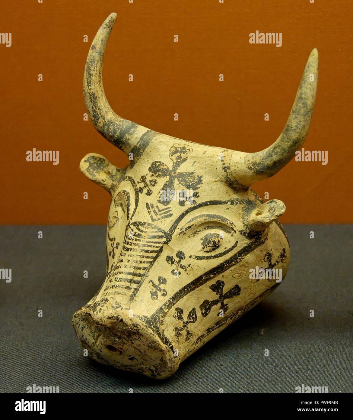 Bull rhyton hi-res stock photography and images - Alamy