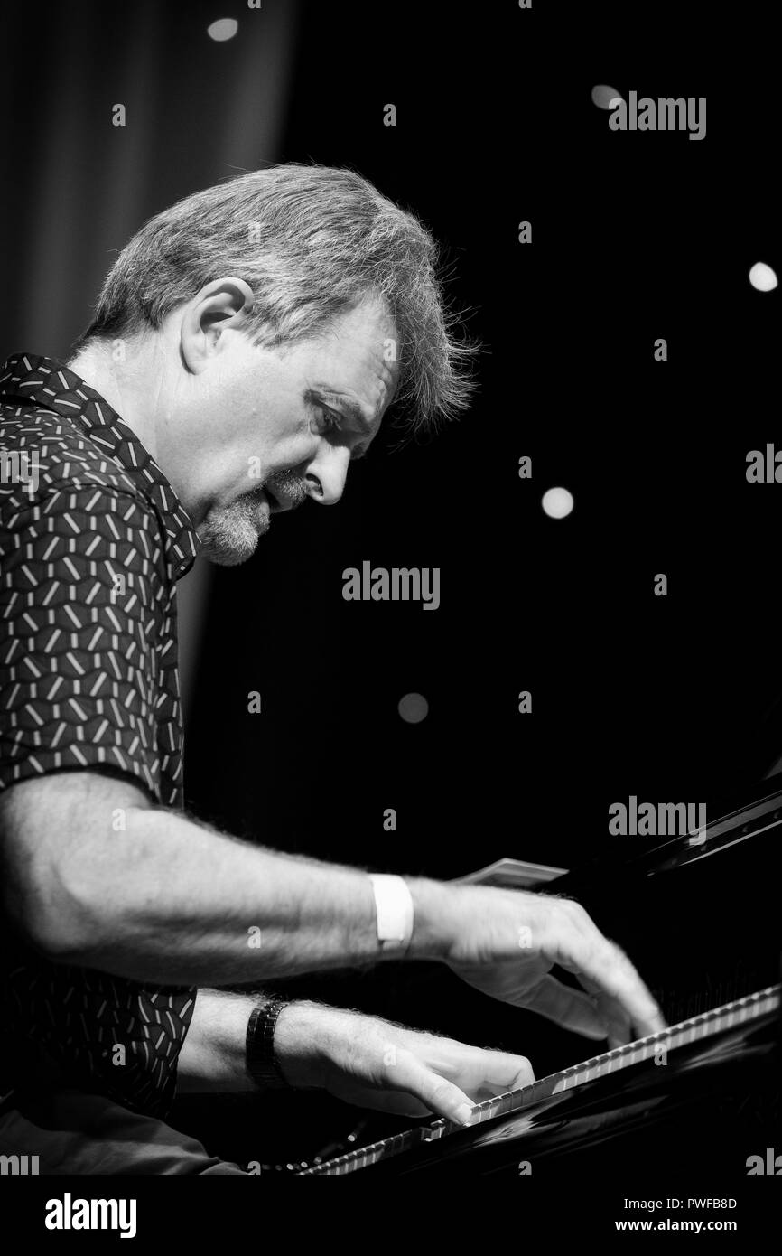 Piano quinto hi-res stock photography and images - Alamy