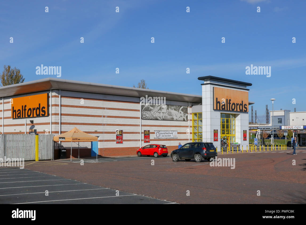Halfords retail park hi-res stock photography and images - Alamy