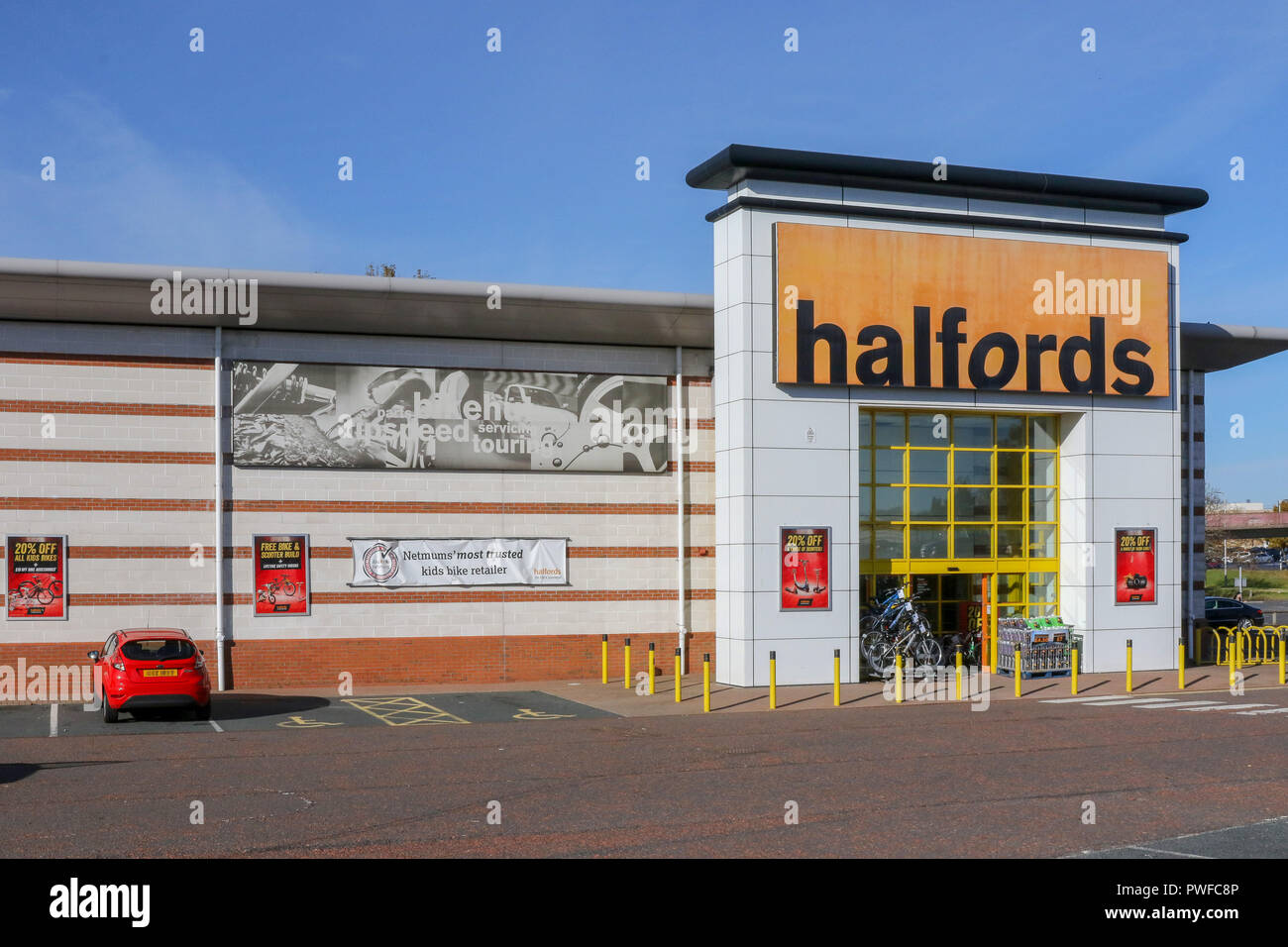 Halfords Retail Park Stock Photos & Halfords Retail Park Stock Images ...