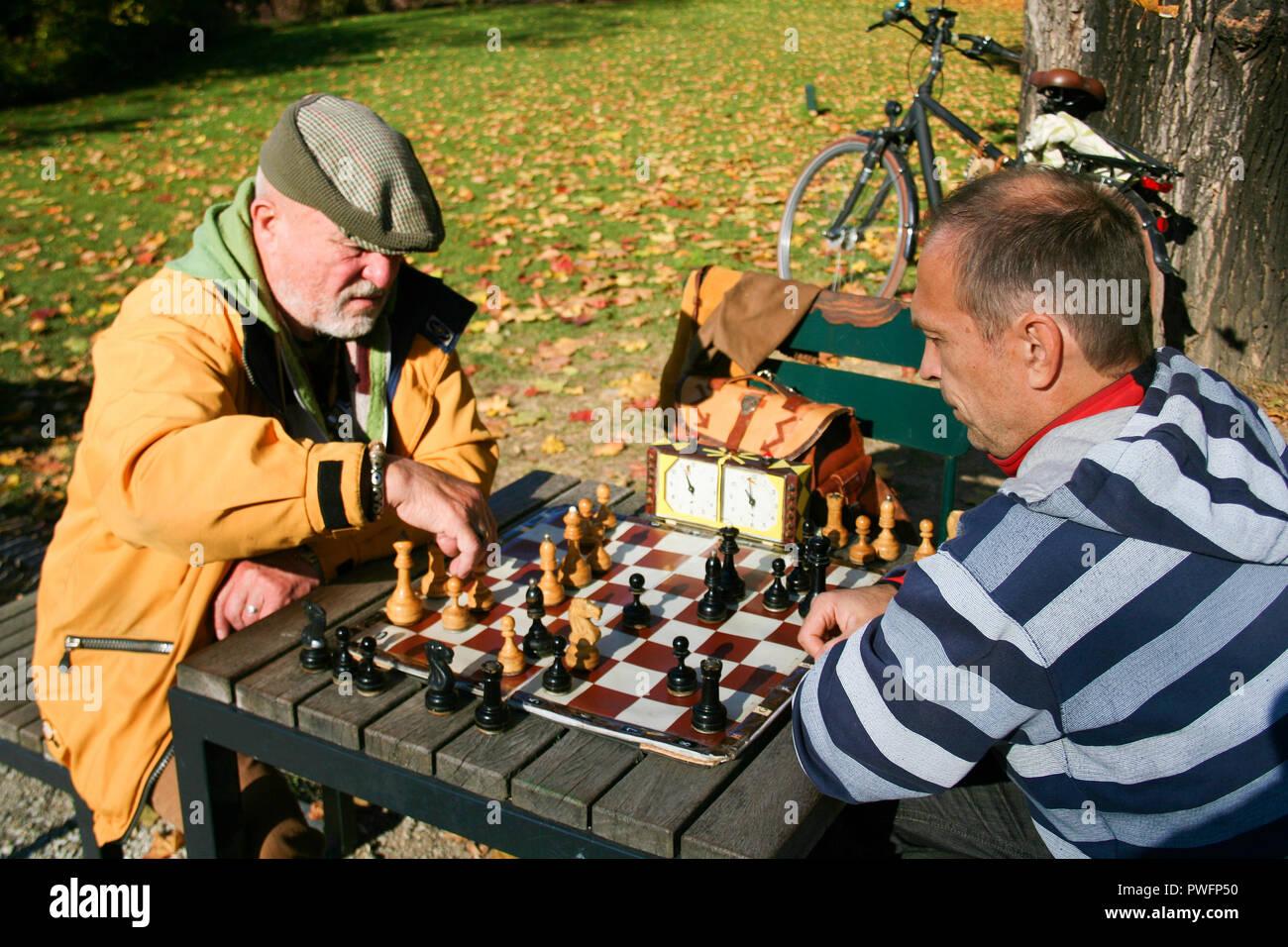 Two old men in a park hi-res stock photography and images - Alamy