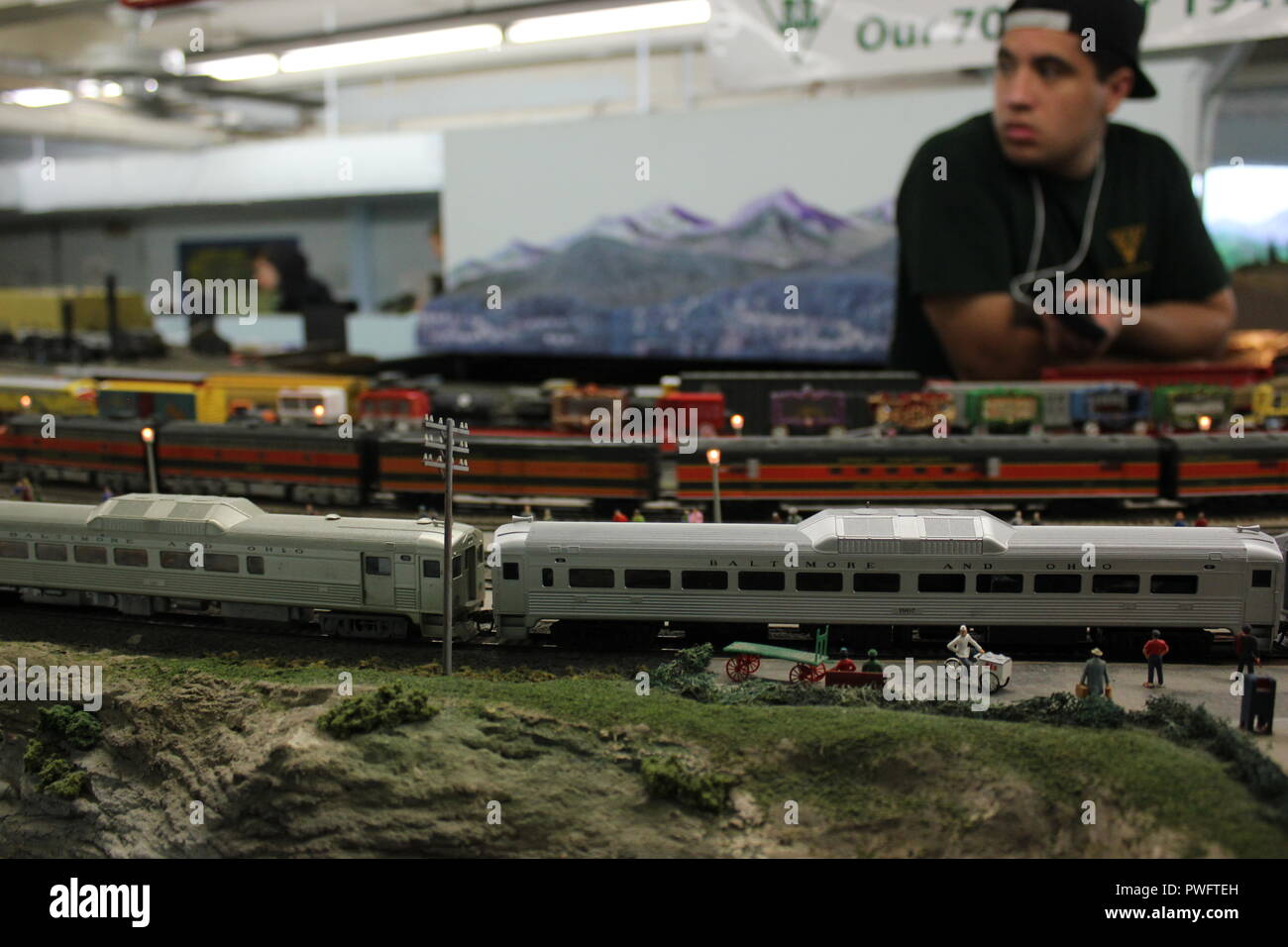 Really fantastic model railroading design with a train hobbyist ...