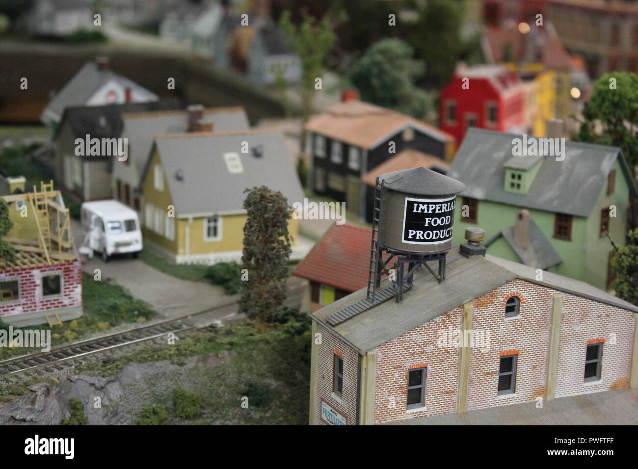 Really fantastic model railroading design of a residential neighborhood ...