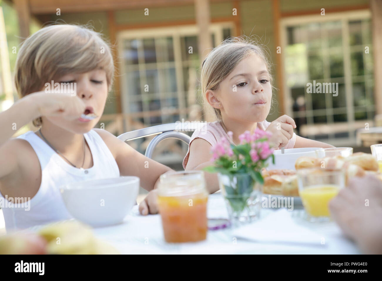 Kids having breakfast hi-res stock photography and images - Alamy