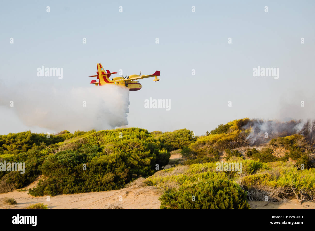 Fire fighting aircraft hi-res stock photography and images - Alamy