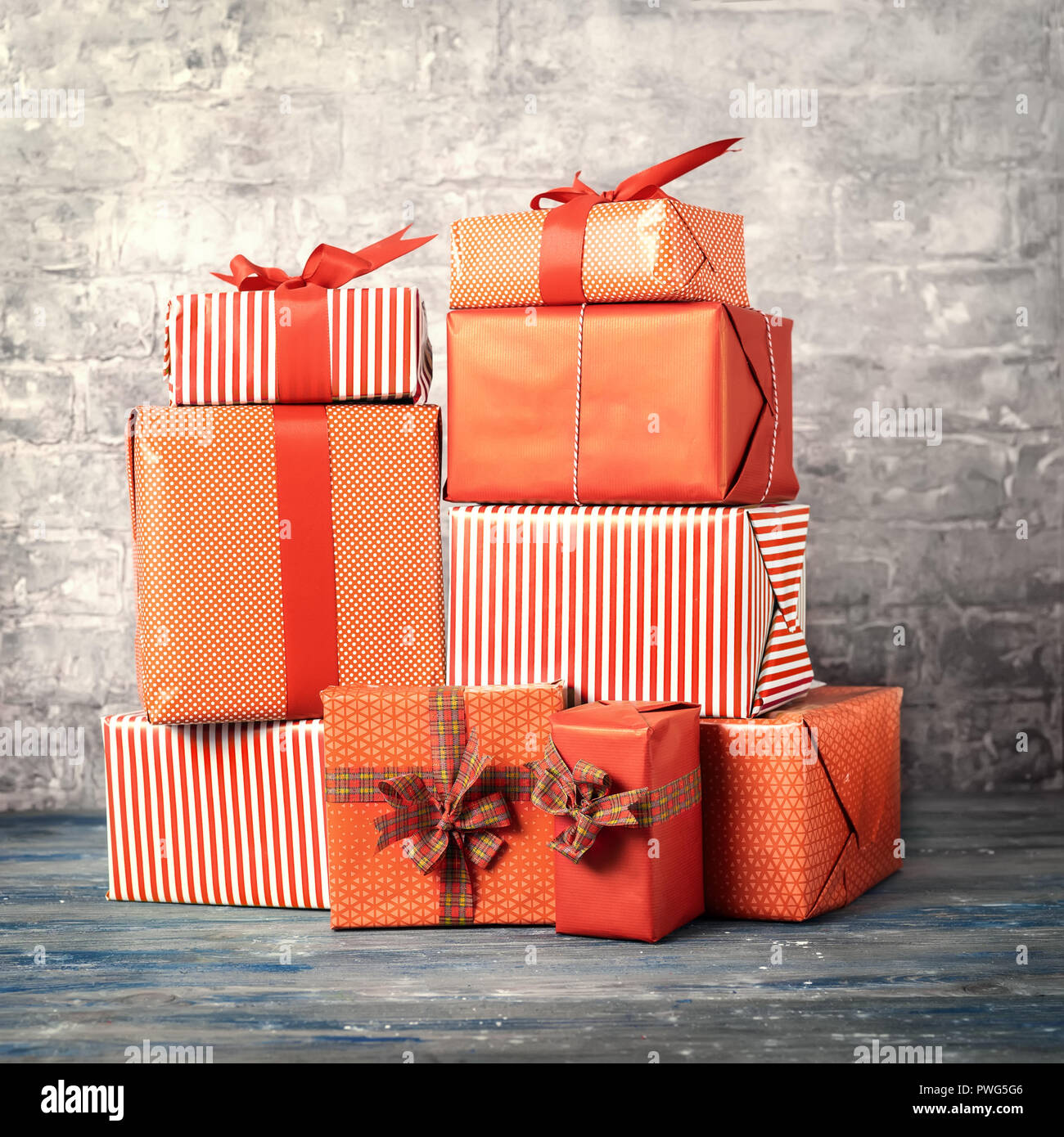 Red gift boxes hi-res stock photography and images - Alamy