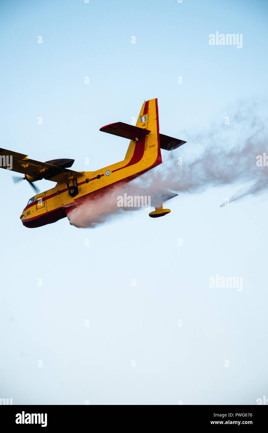 Canadair fire fighting hi-res stock photography and images - Alamy
