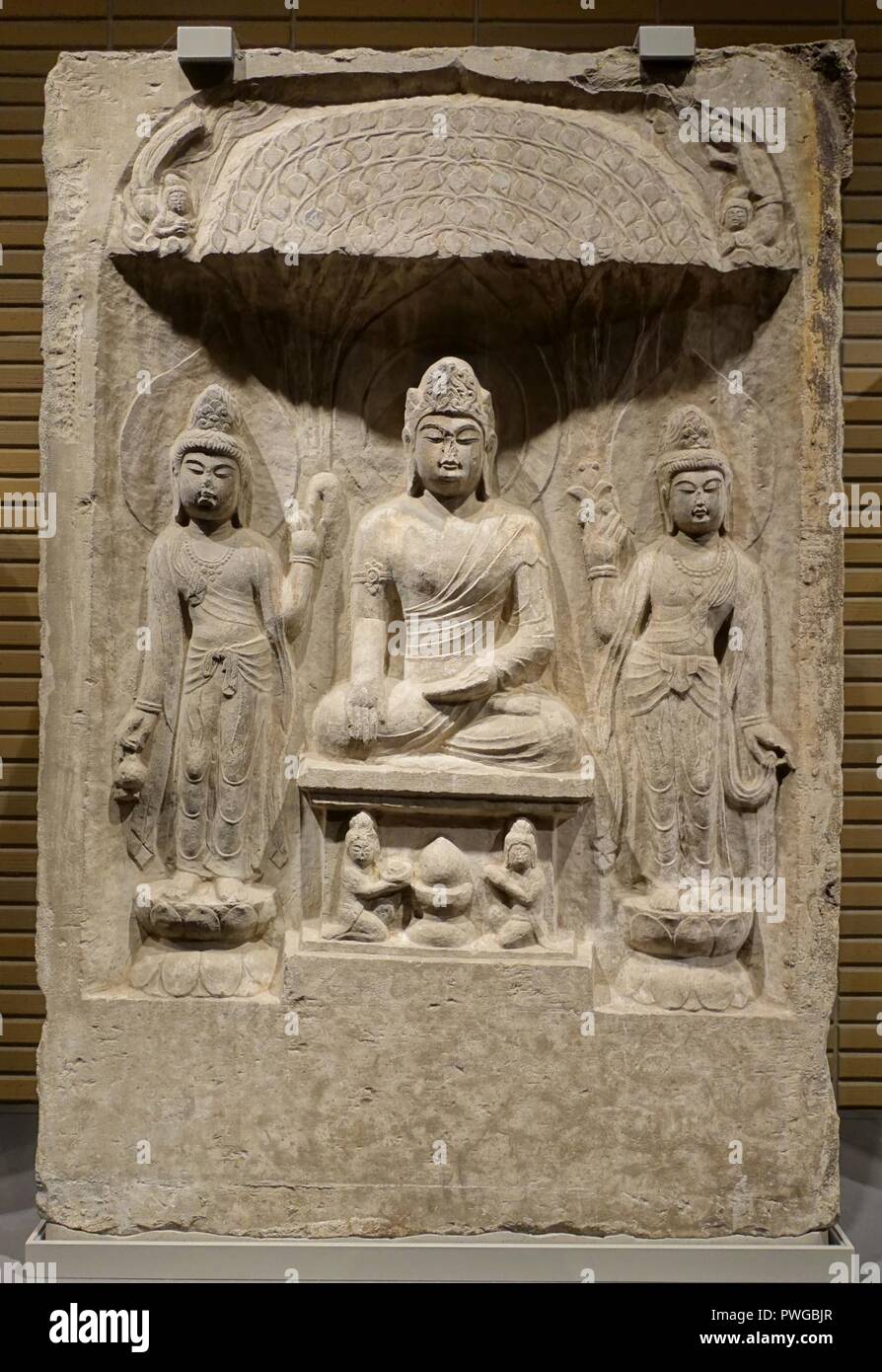 Buddha triad in a niche, Baoqingsi temple, Xi'an, Shaanxi province ...