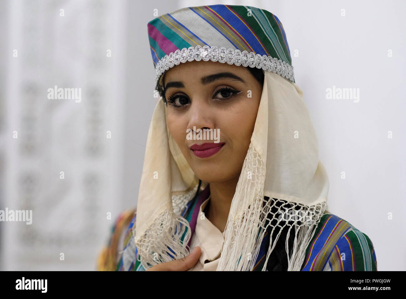 Young woman wearing traditional Uzbek costume in the city of Samarkand ...