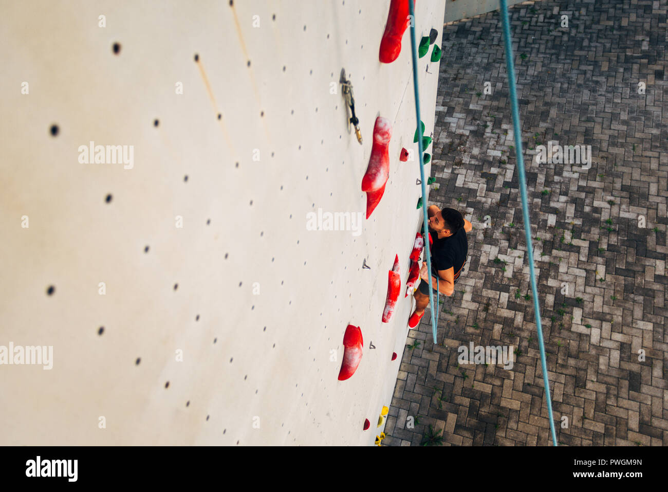 Free climber man climbing up on bouldering Stock Photo - Alamy