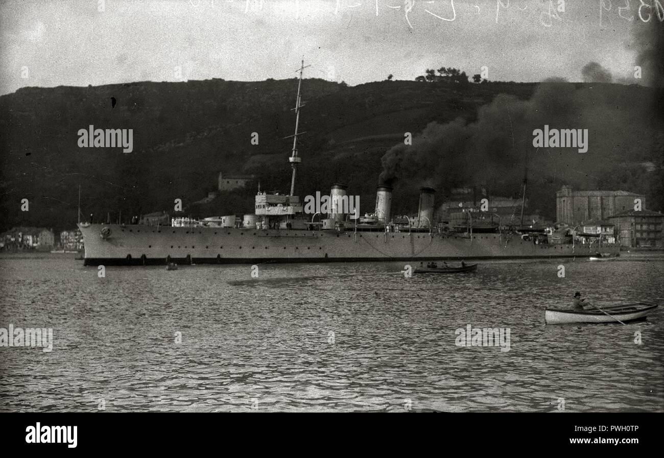 Buque de la Armada zarpando del puerto de Pasaia hacia las costas ...