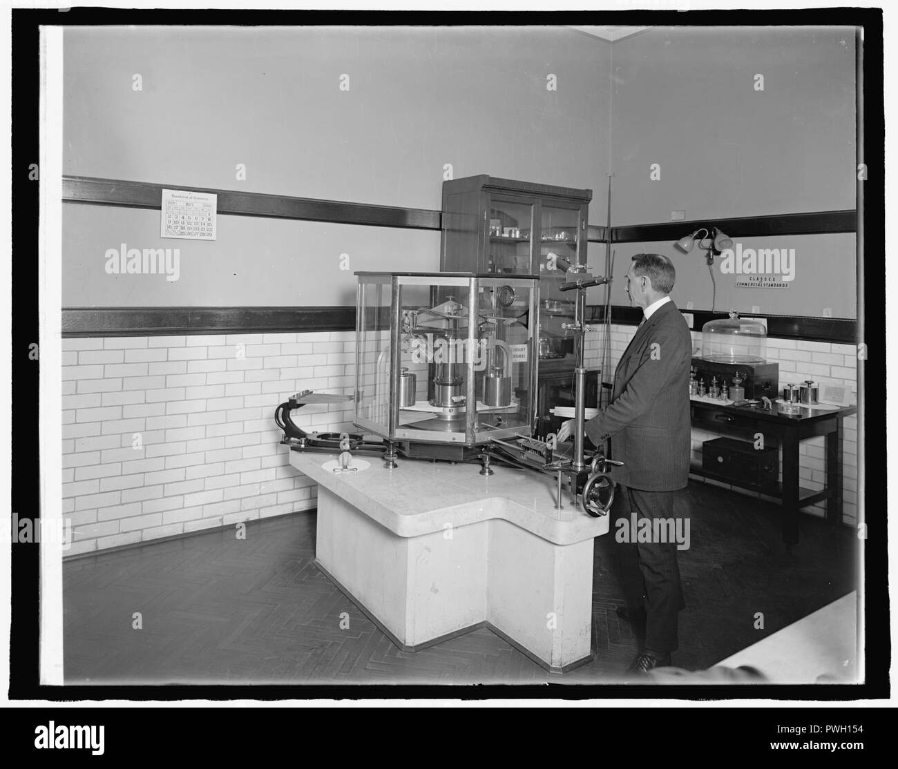 Standard scales hi-res stock photography and images - Alamy