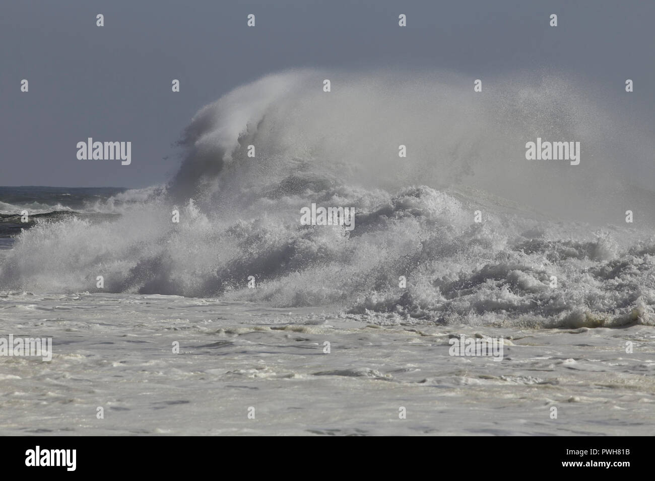 Ocean wave crashing white foam hi-res stock photography and images - Alamy