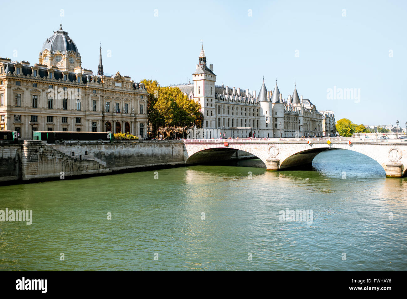 Landscape view of Seine river with Justice palace and stone bridge in ...